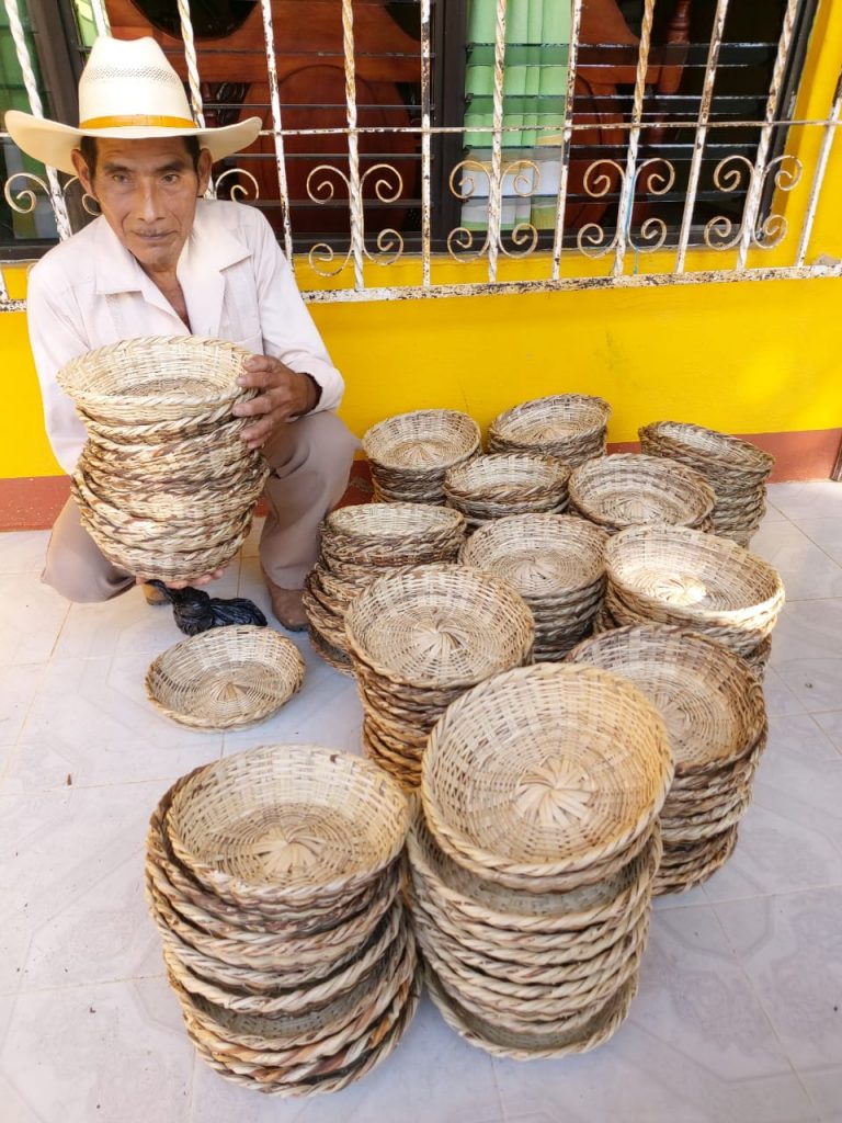 ARTESANO CHINANTECO CONQUISTA MERCADO CON SUS PRODUCTOS