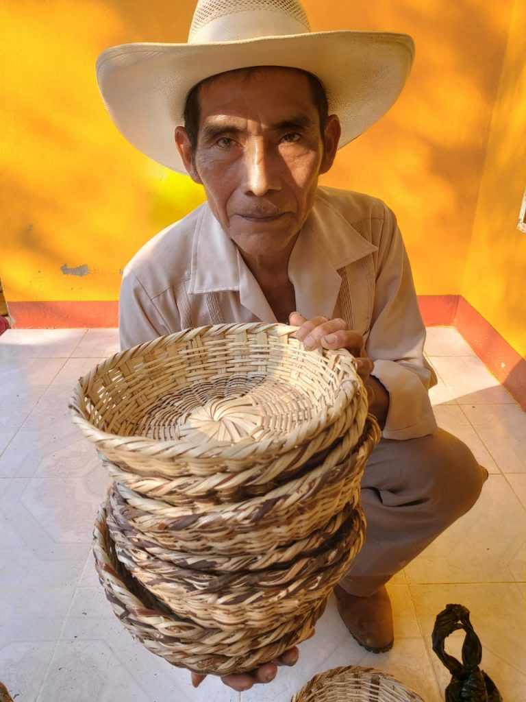 ARTESANO CHINANTECO CONQUISTA MERCADO CON SUS PRODUCTOS